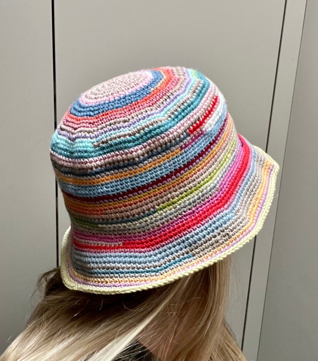 Simple crochet bucket hat – free pattern – made by Vick