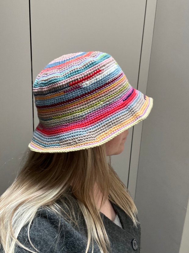 Simple crochet bucket hat – free pattern – made by Vick