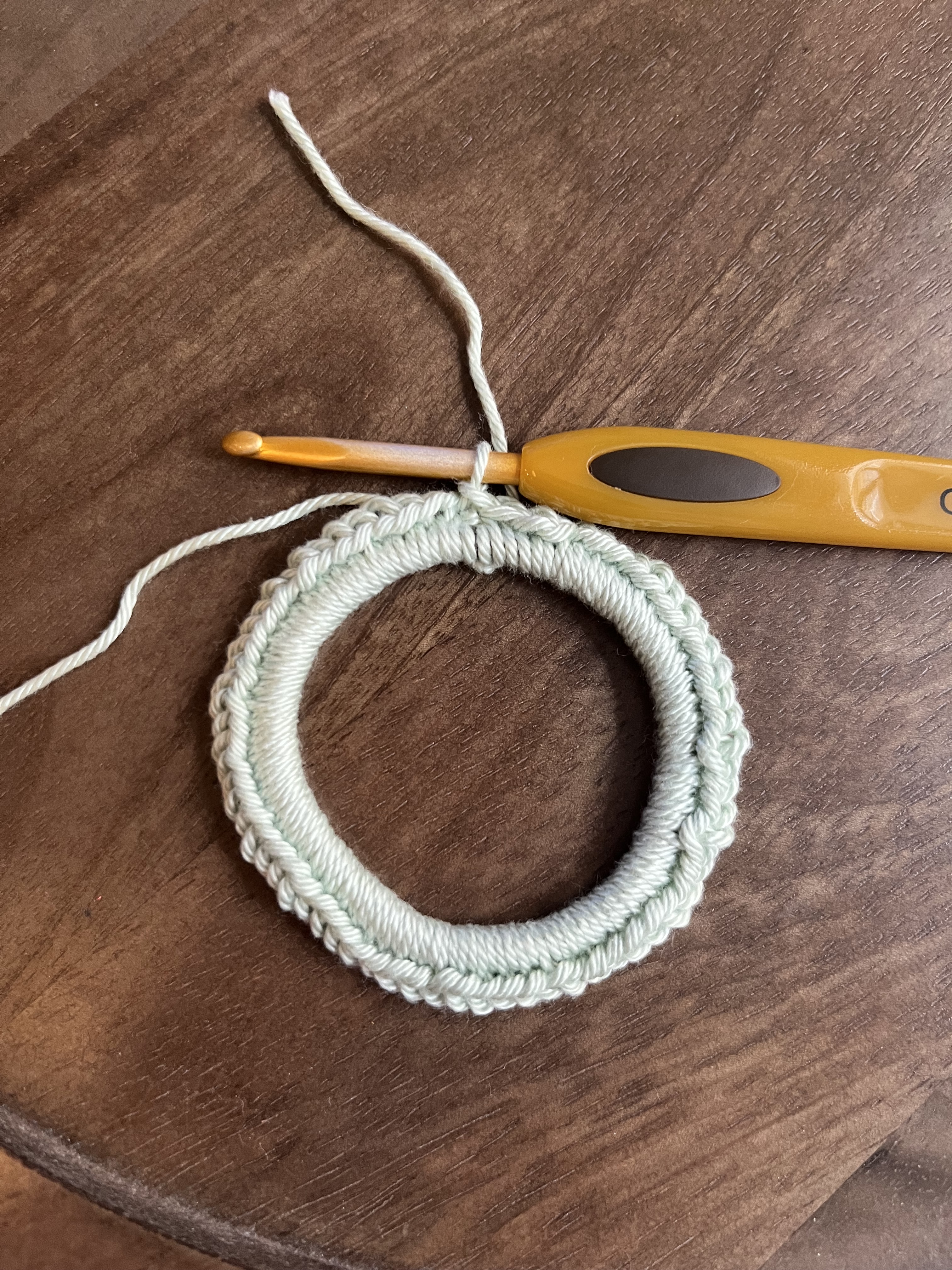 Crochet Scrunchie 2 ways – free patterns – made by Vick