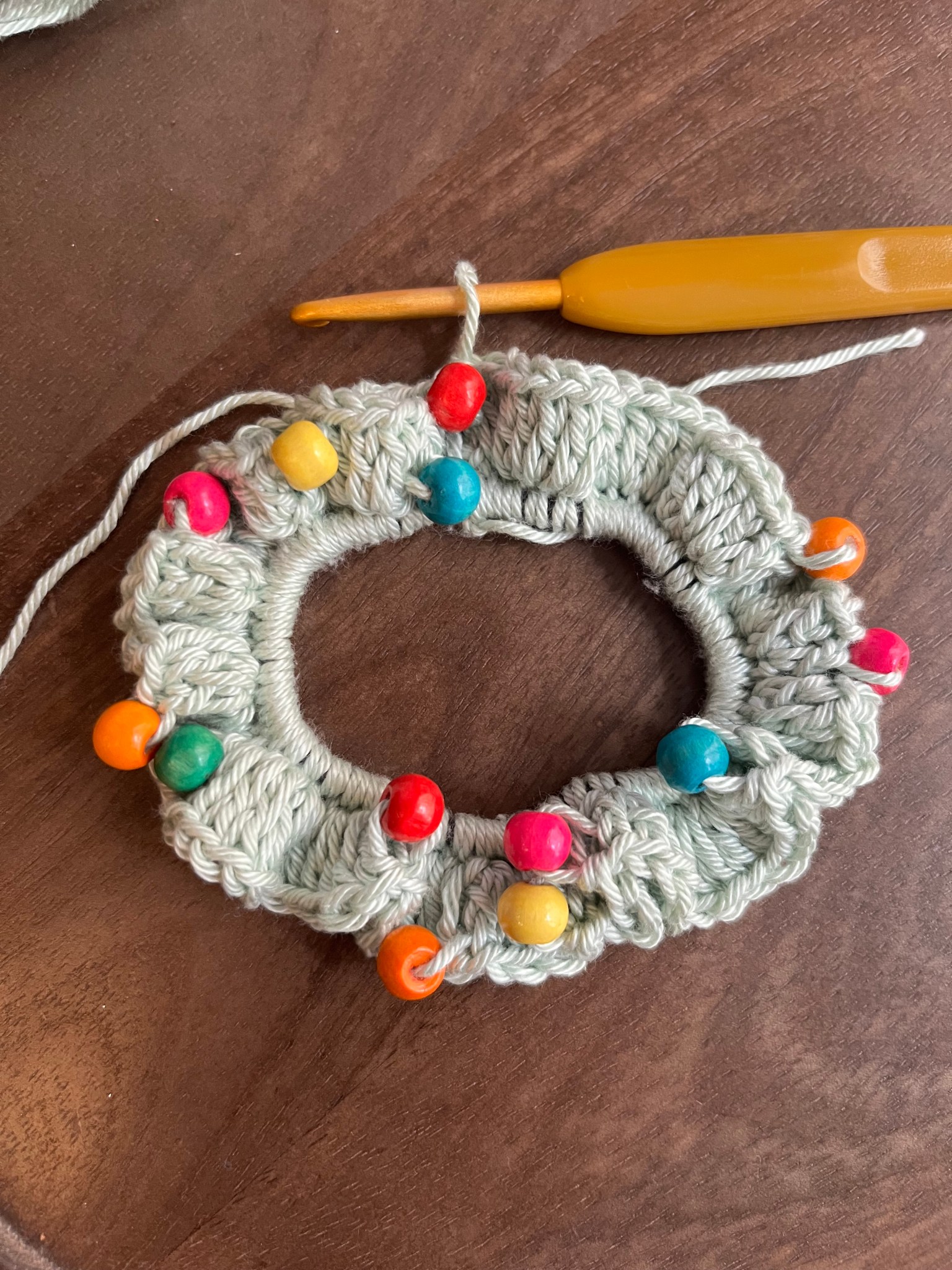 Crochet Scrunchie 2 ways – free patterns – made by Vick