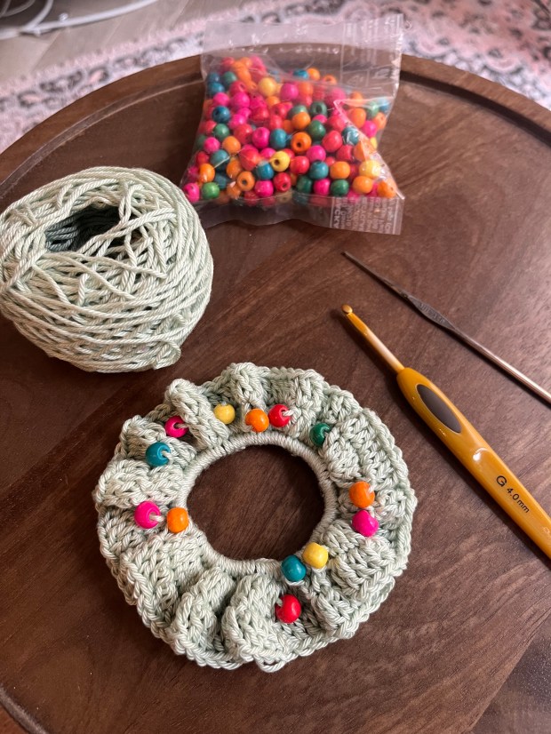 Crochet Scrunchie 2 ways – free patterns – made by Vick