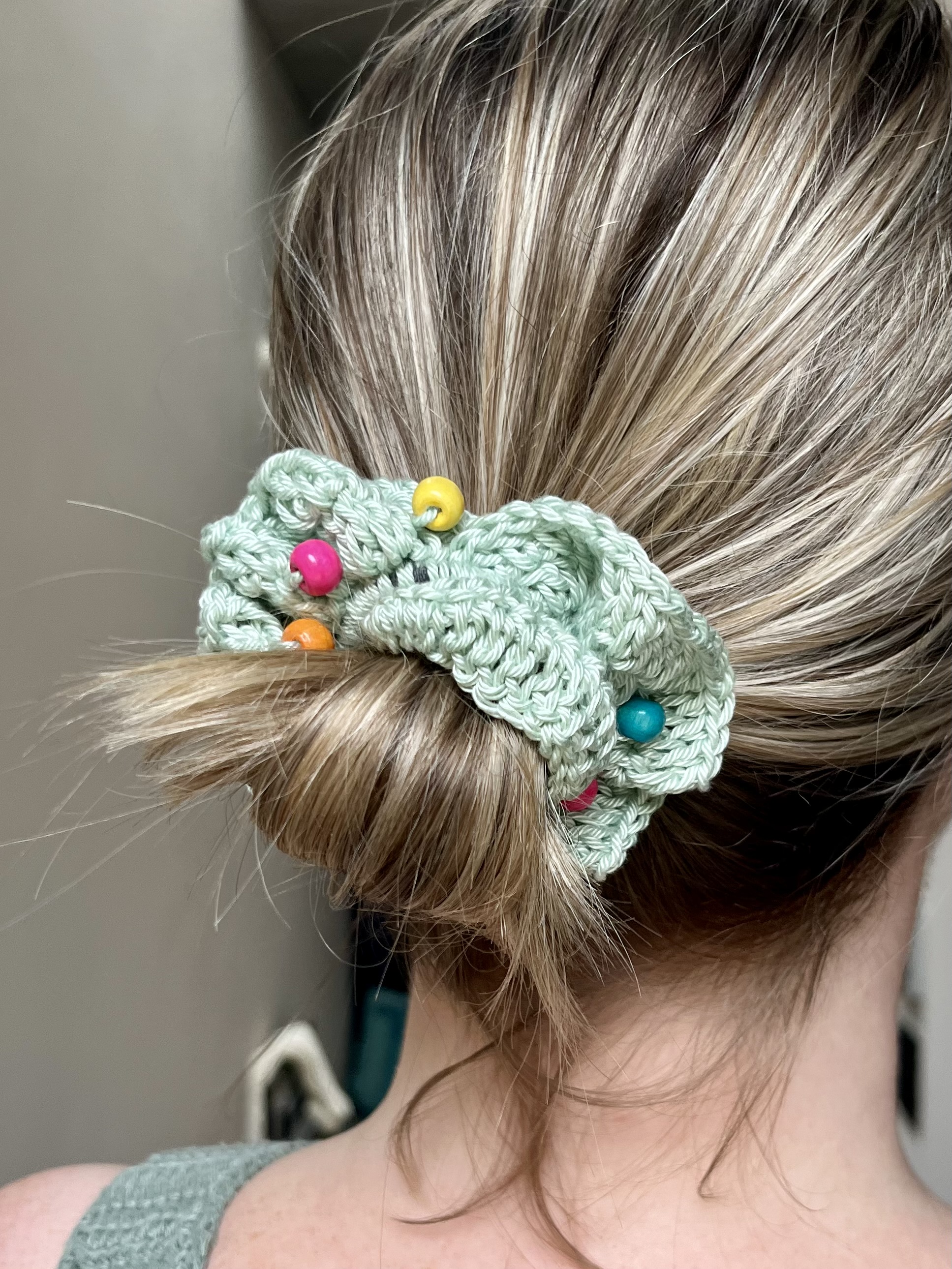 Crochet Scrunchie 2 ways – free patterns – made by Vick