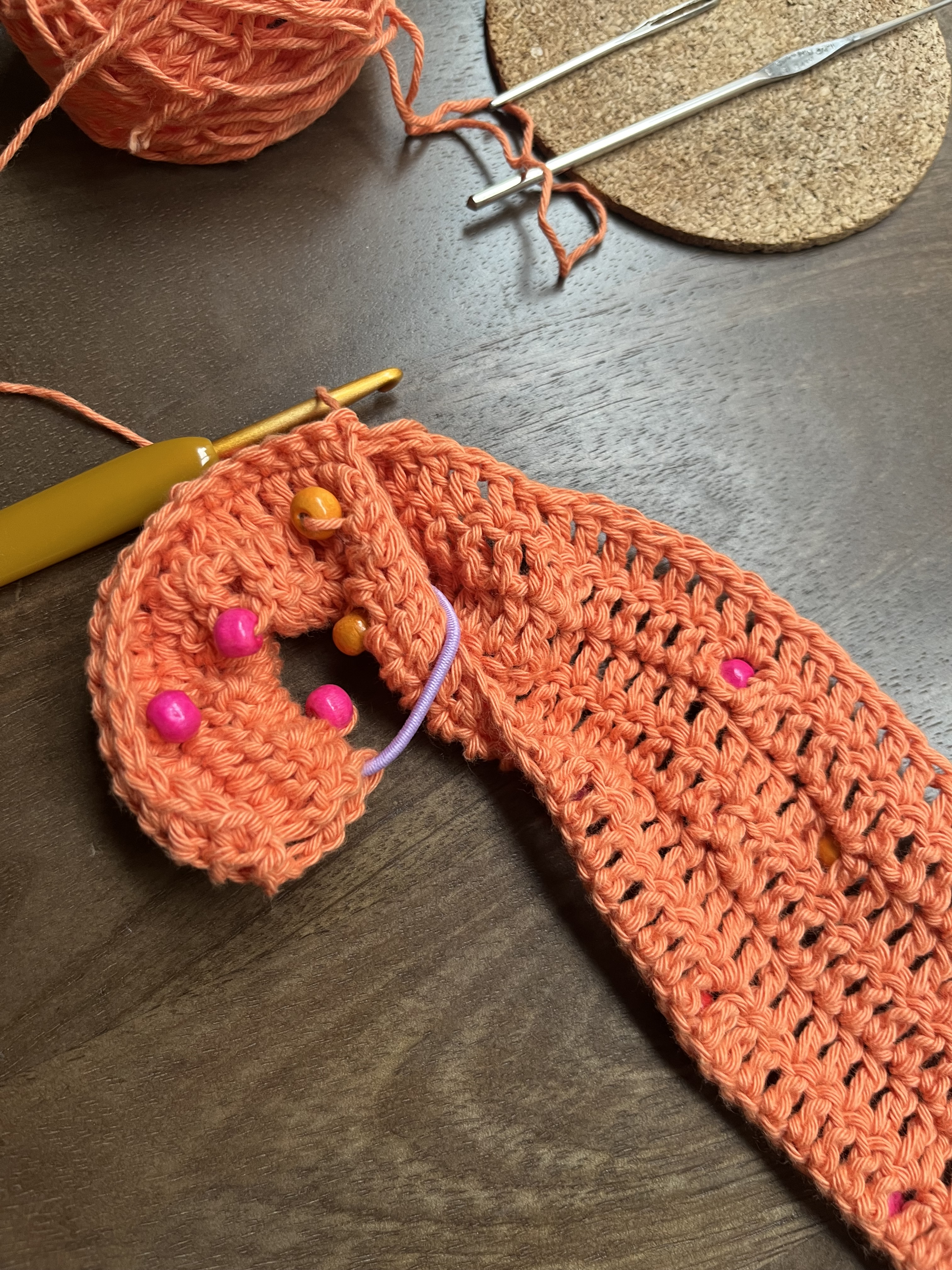 Crochet Scrunchie 2 ways – free patterns – made by Vick