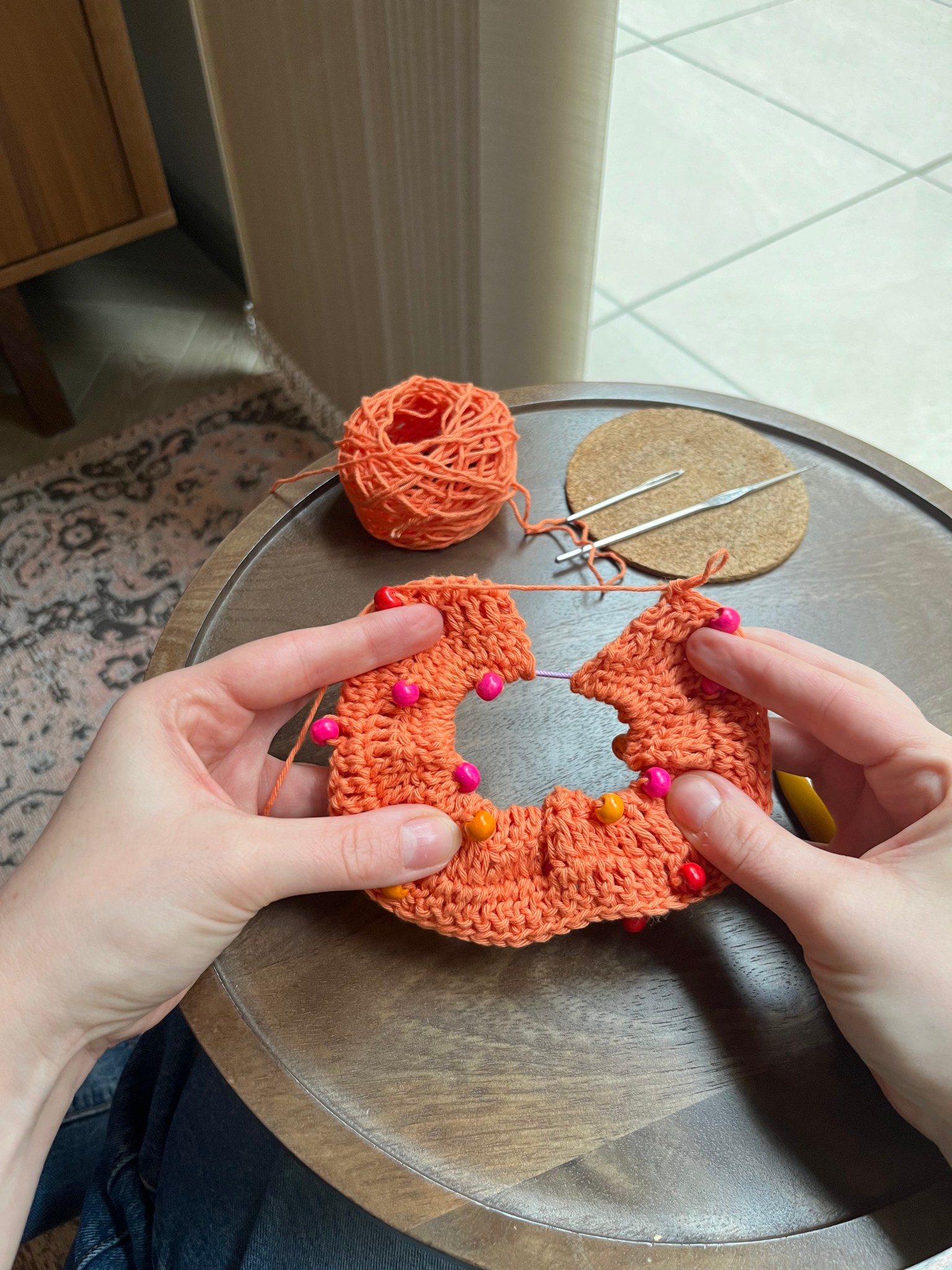 Crochet Scrunchie 2 ways – free patterns – made by Vick