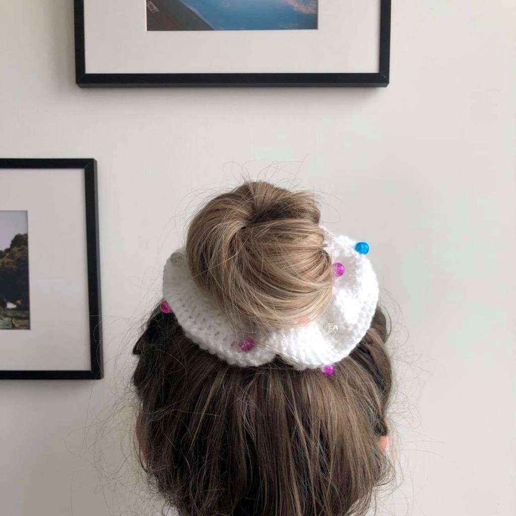 Crochet Scrunchie 2 ways – free patterns – made by Vick