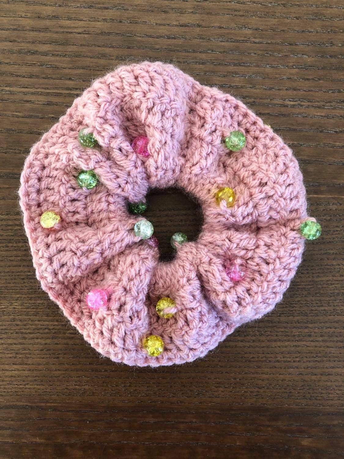 Crochet Scrunchie 2 ways – free patterns – made by Vick