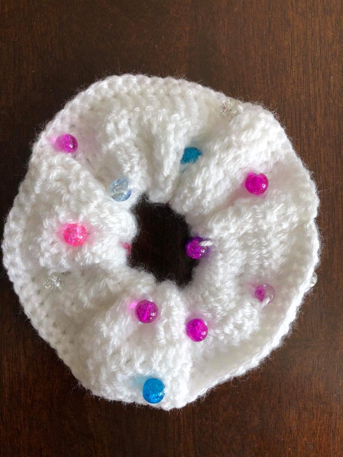 Crochet Scrunchie 2 ways – free patterns – made by Vick